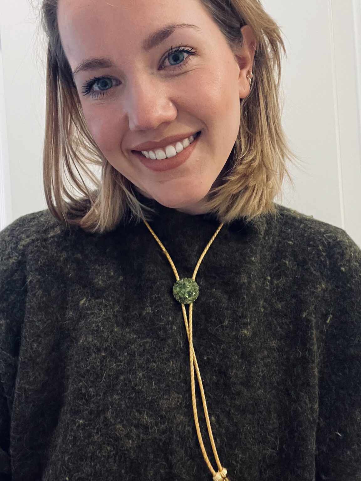 Make your own easy DIY bolo tie from vintage jewelry - Nana Jana