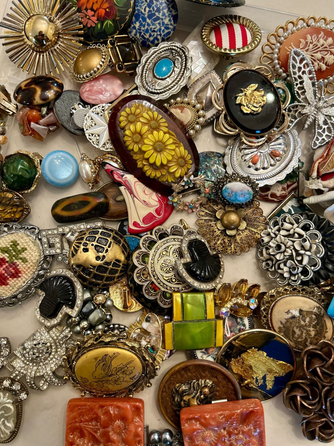 Make your own easy DIY bolo tie from vintage jewelry - Nana Jana